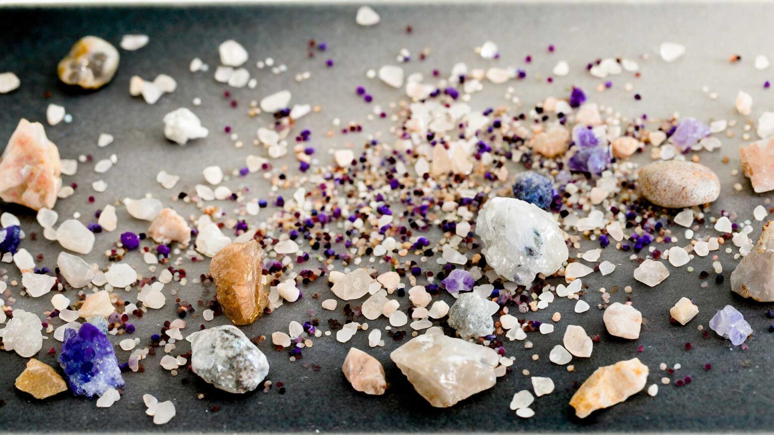 【フリー素材】散らばった小さな鉱物（5枚）